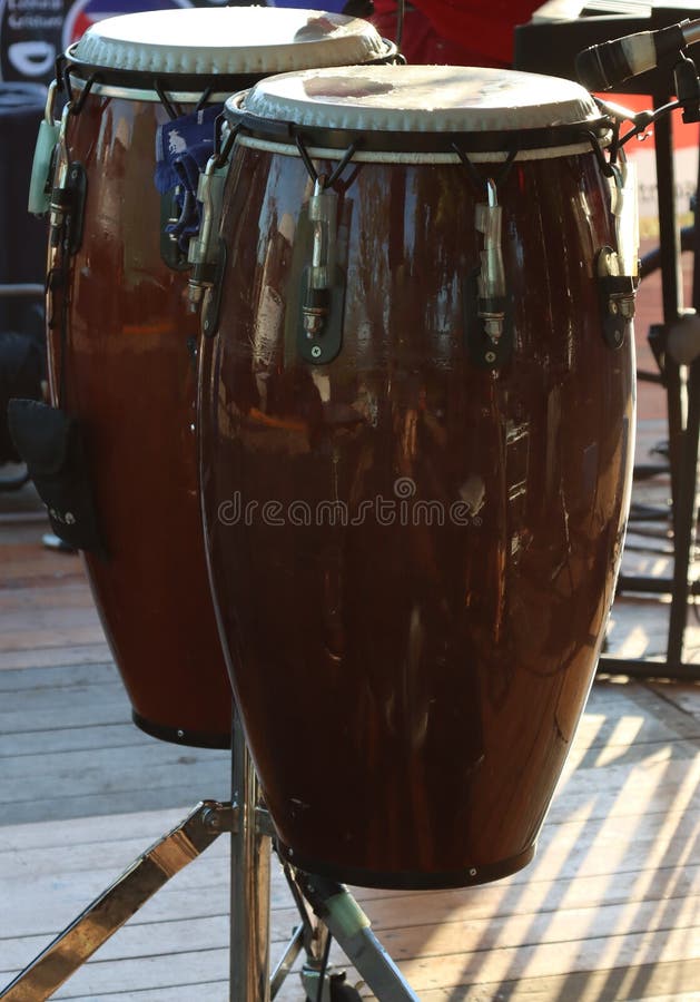 Percussion Latine Lp Aspire Congas Sunburst Utilisé Photo stock - Image ...