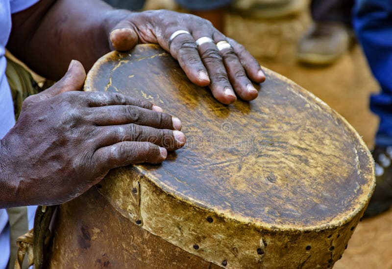 Percussionist Que Juega Un Atabaque Rudimentario Foto de archivo ...