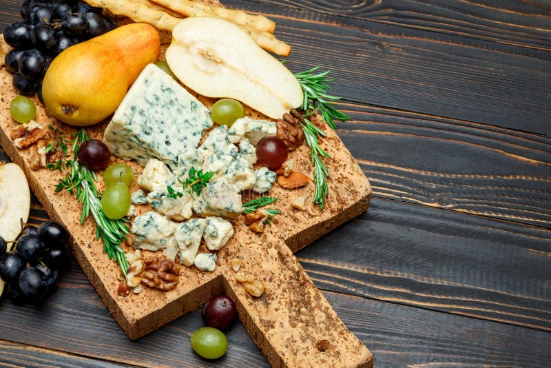 Pere E Formaggio Sul Tagliere Di Legno Fotografia Stock - Immagine di ...