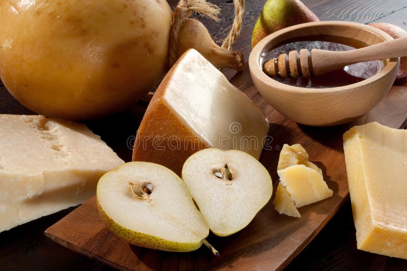 Pere, Formaggio E Ciotola Con Miele Immagine Stock - Immagine di ...