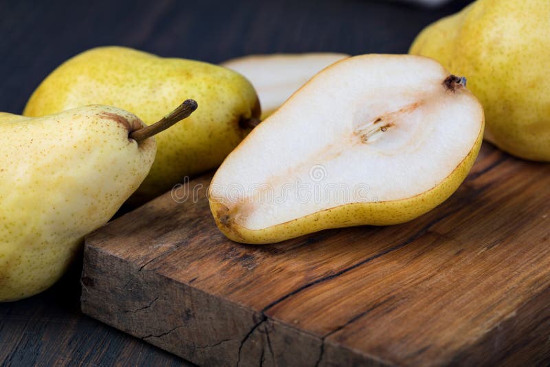 Peren stock afbeelding. Image of zoet, voedsel, geel - 101682965