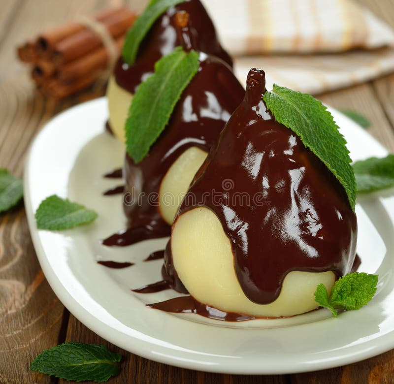 Peren met chocoladesaus stock foto. Image of gastronomie - 41048070