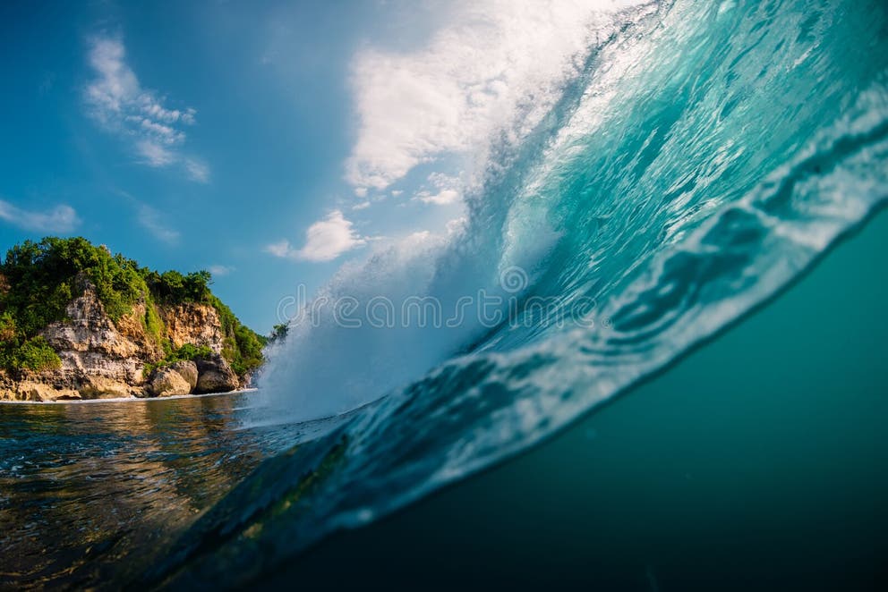 Perfect Barrel Wave in Ocean. Breaking Wave with Sun Light Foto de ...