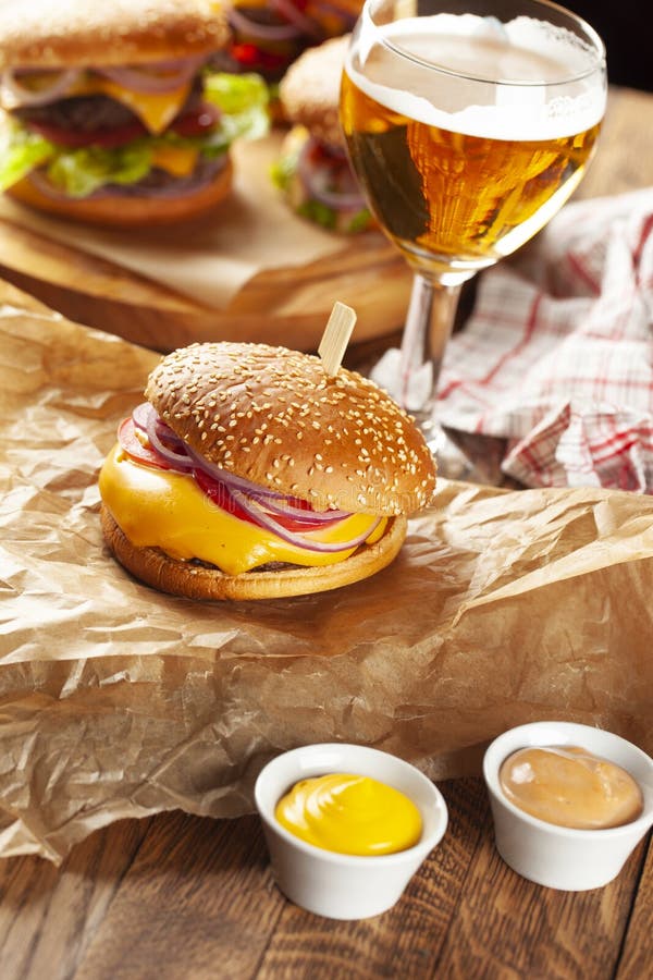 The Perfect Burger Classic Burger American Cheeseburger with Cheese ...