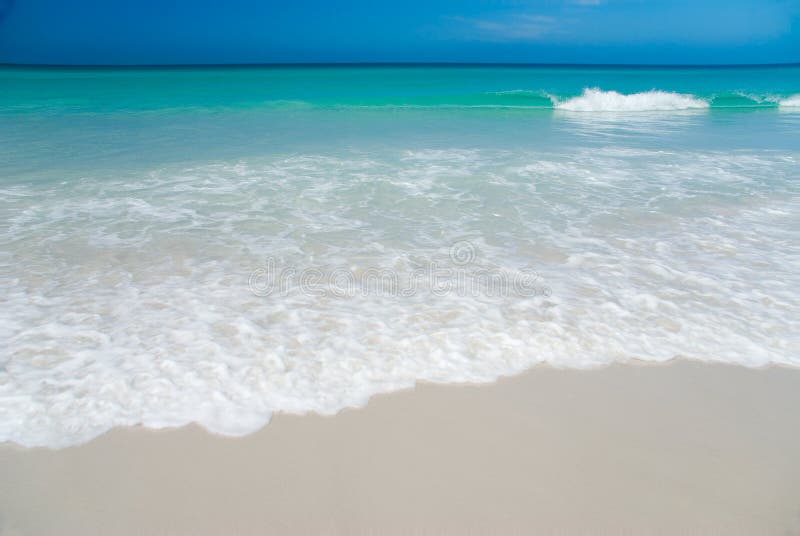 Perfect Wit Strand stock afbeelding. Image of schuim, aqua - 2486951