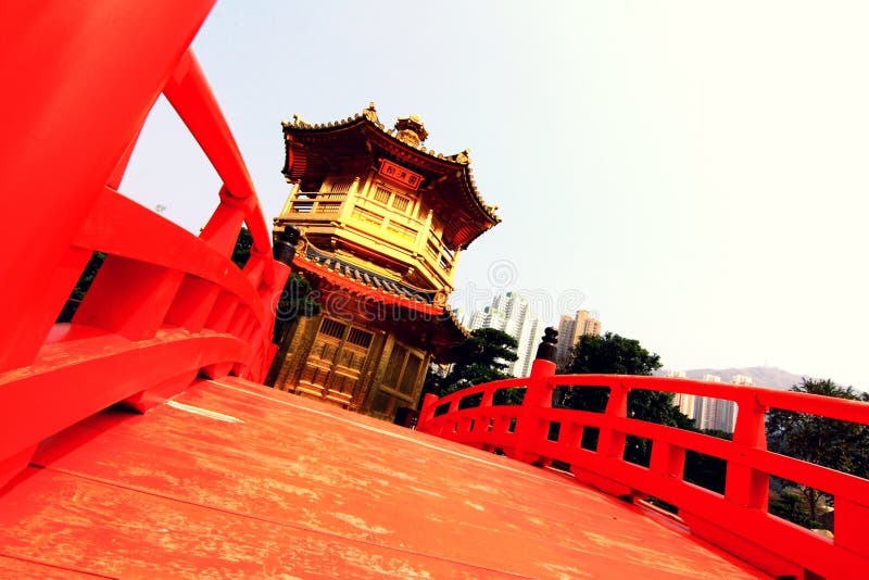 Perfectiepaviljoen Met Rode Brug Stock Afbeelding - Image of bestemming ...