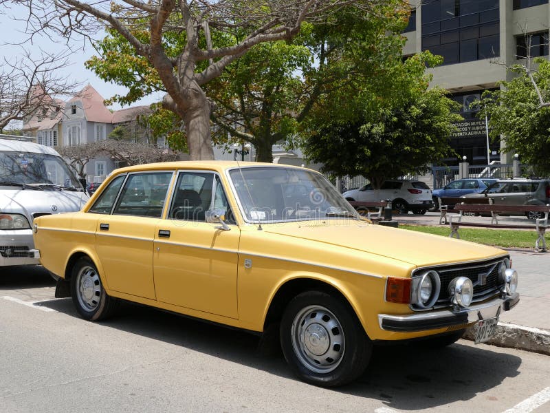 Volvo Azul PV544 Parqueó En El Distrito De San Isidro De Lima Imagen de ...