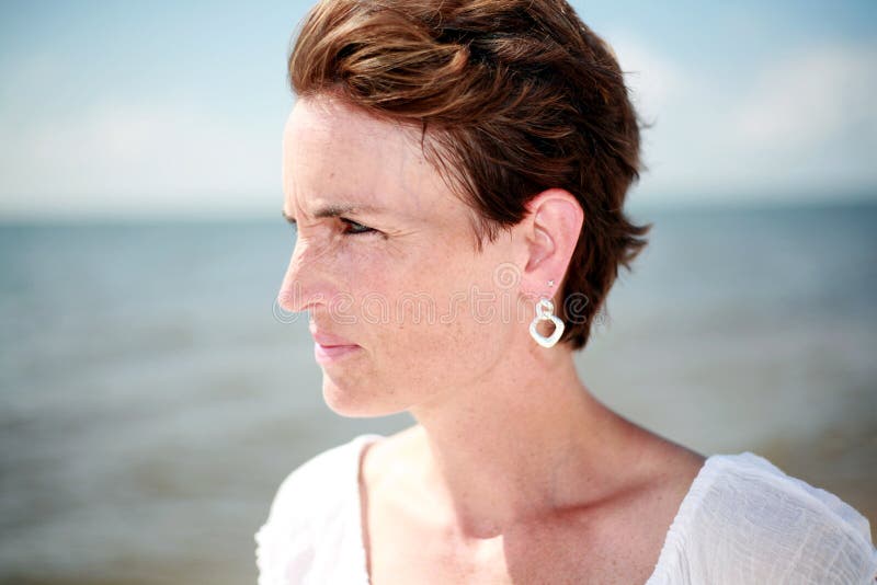 Perfil bonito foto de archivo. Imagen de lindo, hembra - 16010644