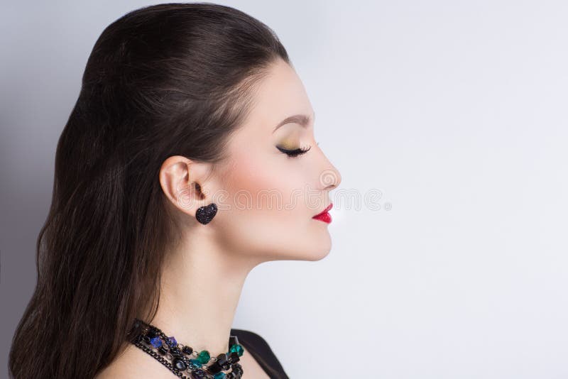 Perfil femenino perfecto imagen de archivo. Imagen de mirando - 109477685