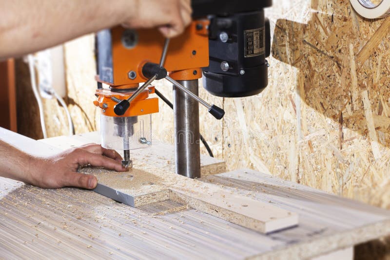 Perfore Adentro La Perforadora, Haciendo Los Muebles Imagen de archivo ...