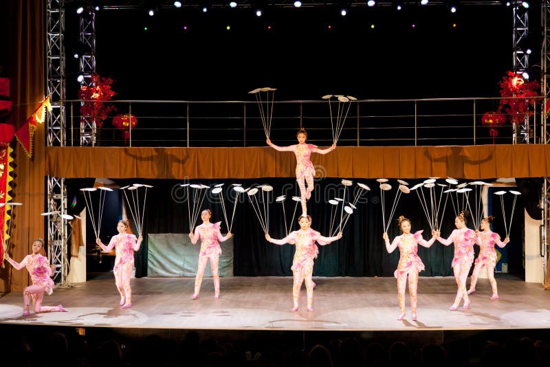 Performance with plates editorial photography. Image of acrobatic ...