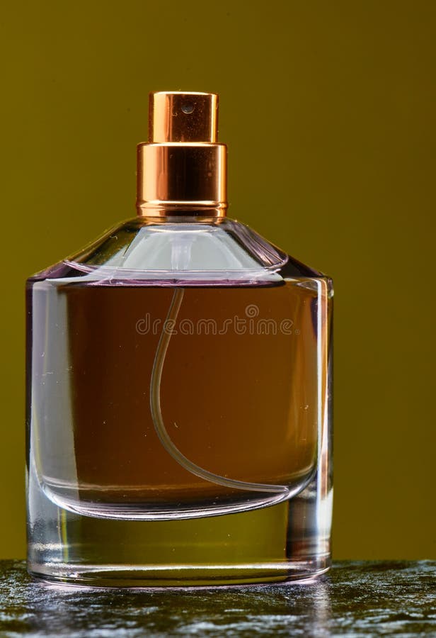 Perfume Amarillo Para Las Mujeres Foto de archivo - Imagen de ...