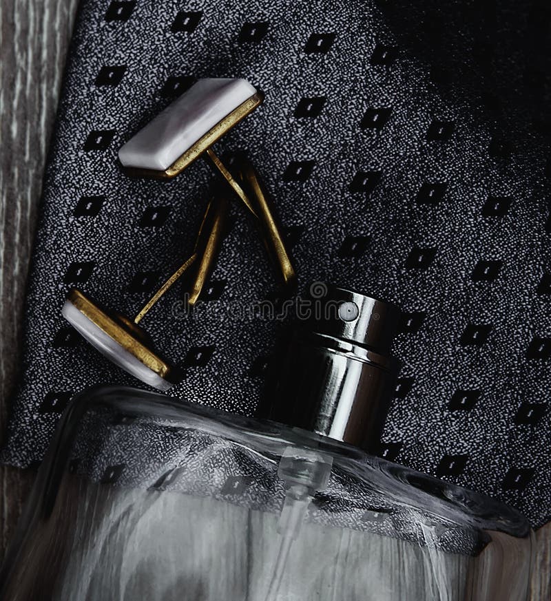 Perfume con el lazo foto de archivo. Imagen de primer - 81051186