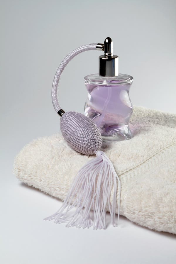 Frasco De Perfume Roxo Isolado Em Fundo Branco Imagem de Stock - Imagem ...