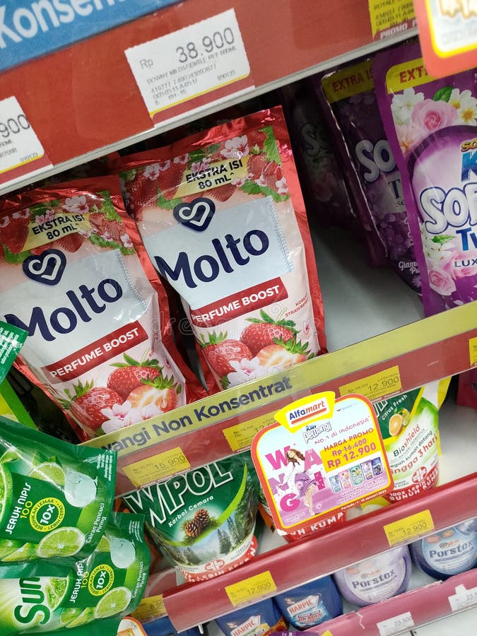 Perfuming clothes molto editorial stock image. Image of perfume - 267631609