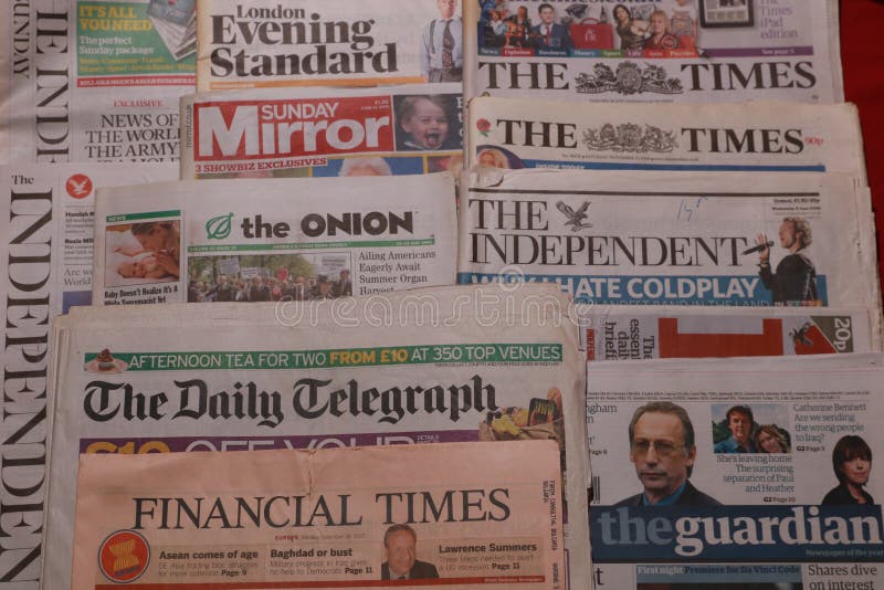 Periódico Internacional. Periódicos Británicos Foto de archivo ...