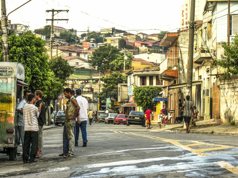 Rua na periferia foto editorial. Imagem de periferia - 111996616