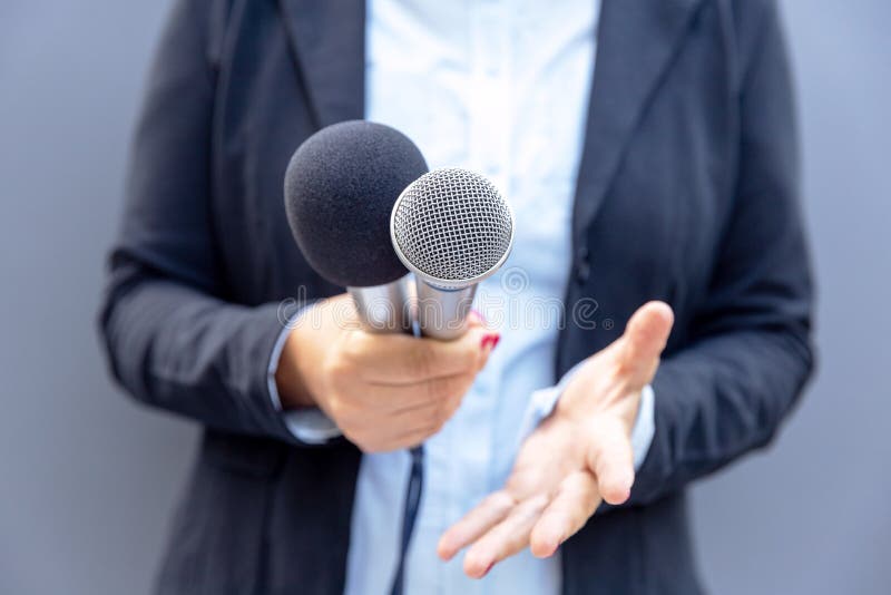Periodista O Reportero De Televisión Sosteniendo Micrófono Y Haciendo