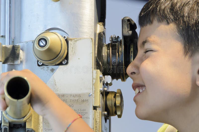 Periscoop stock afbeelding. Image of machine, belemmerd - 33792353