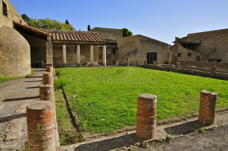 Ruines Romaines De Peristylium Au Couvent De San Antonio, Almendralejo ...