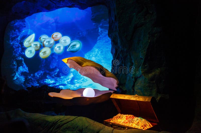 A Perl in a Shell and a Treasure Chest Full of Gold Stock Image - Image ...