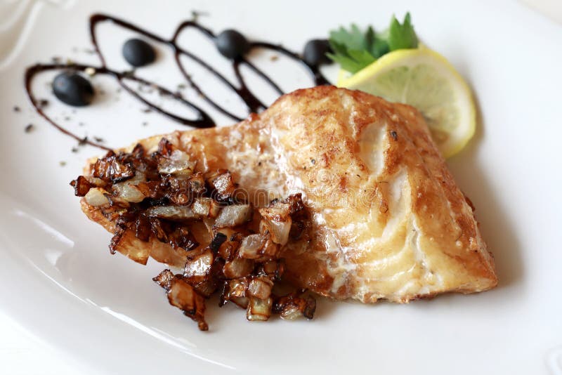 Perla De Lucio Frito Con Cebollas Foto de archivo - Imagen de pescados ...