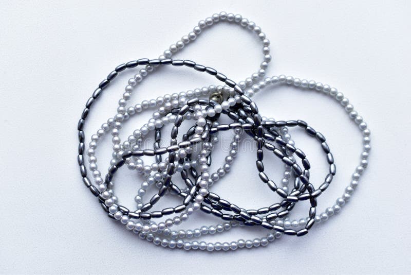 Perlas De Perlas Azules Sobre Joyas De Vestir De Fondo Blanco Imagen de ...