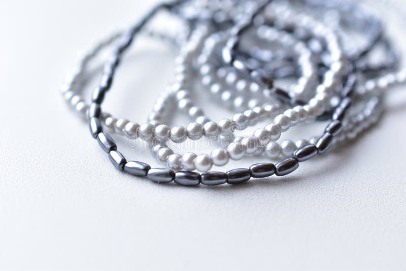 Perlas De Perlas Azules Sobre Joyas De Vestir De Fondo Blanco Imagen de ...