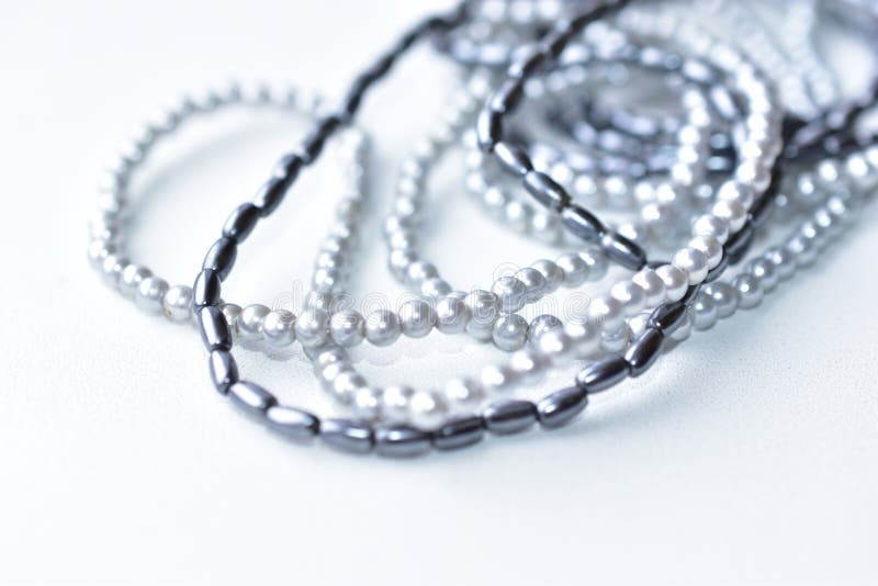 Perlas De Perlas Azules Sobre Joyas De Vestir De Fondo Blanco Foto de ...