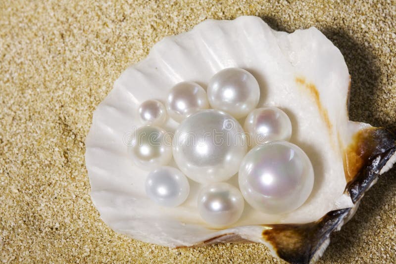 Perlas en la arena imagen de archivo. Imagen de canto - 17739075