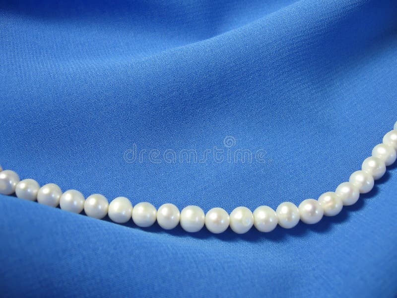 Tela azul con las perlas imagen de archivo. Imagen de efecto - 63275793