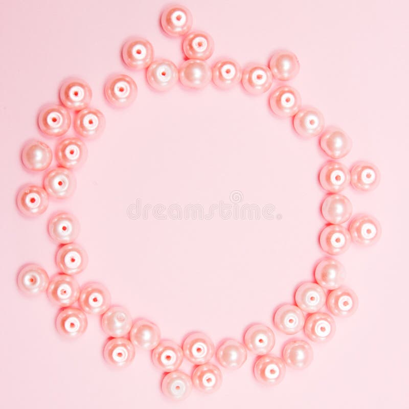 Perlas Rosadas En Fondo De Papel Rosado Foto de archivo - Imagen de ...