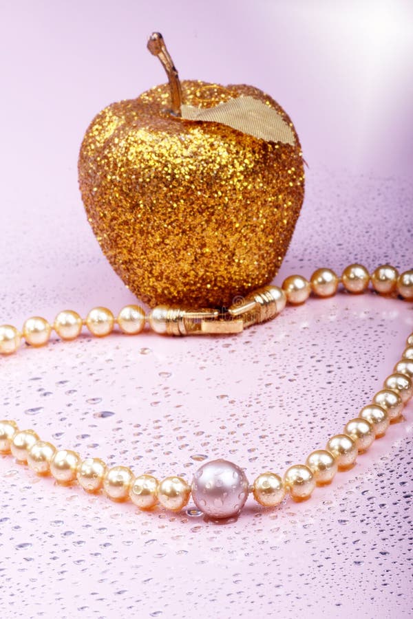 Perle su rosa fotografia stock. Immagine di elegante, convenzionale ...