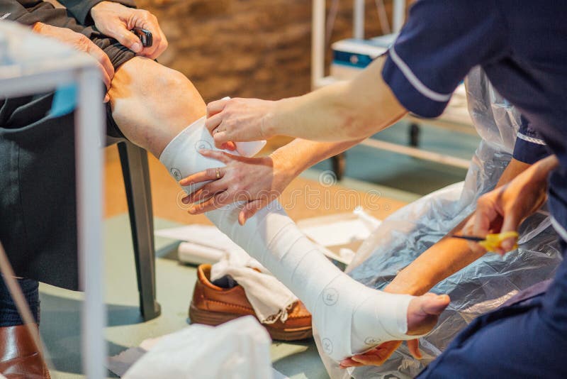 Perna Curada Por Enfermeiro Imagem de Stock - Imagem de povos ...