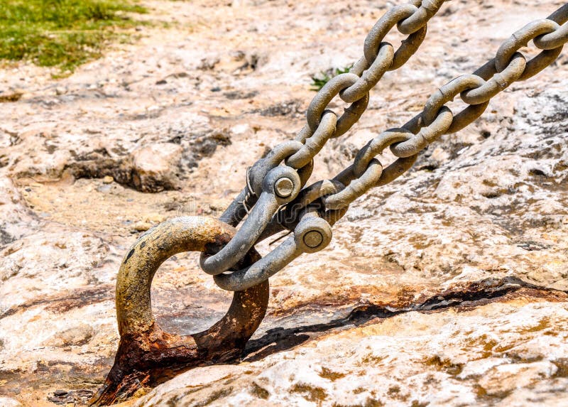 Perno y cadena de ojo foto de archivo. Imagen de exterior - 63938110