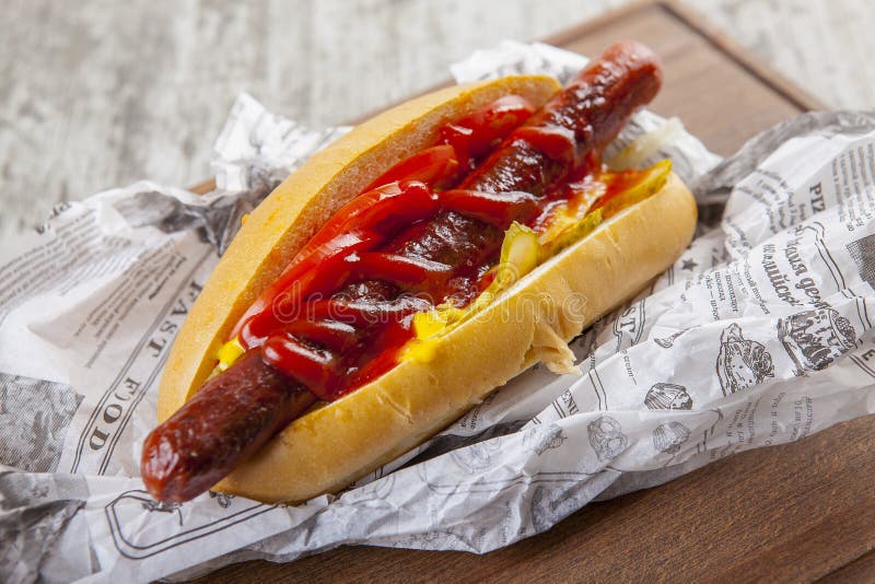 Perrito Caliente Con Salchicha De Tomate Foto de archivo - Imagen de ...