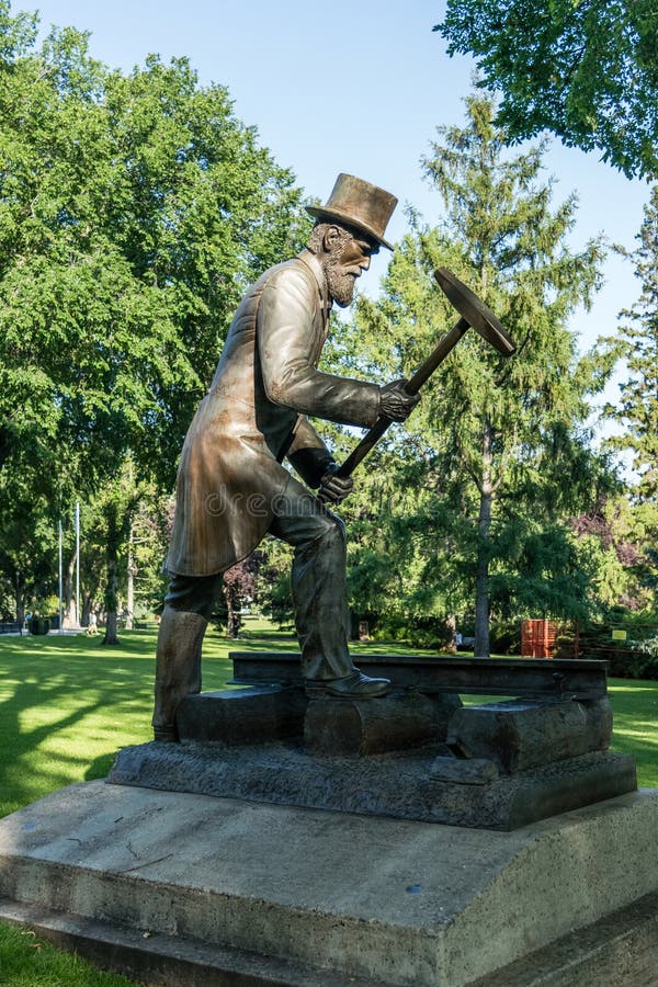 Alberta Legislature Building Fountain Stock Image - Image of fall ...