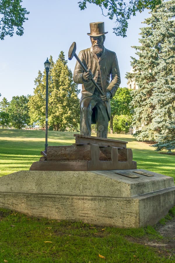 Alberta Legislature Building Fountain Stock Image - Image of fall ...