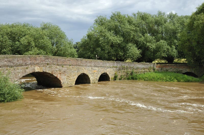Pershore Old Bridge in Flood Stock Photo - Image of england, arch: 25734484