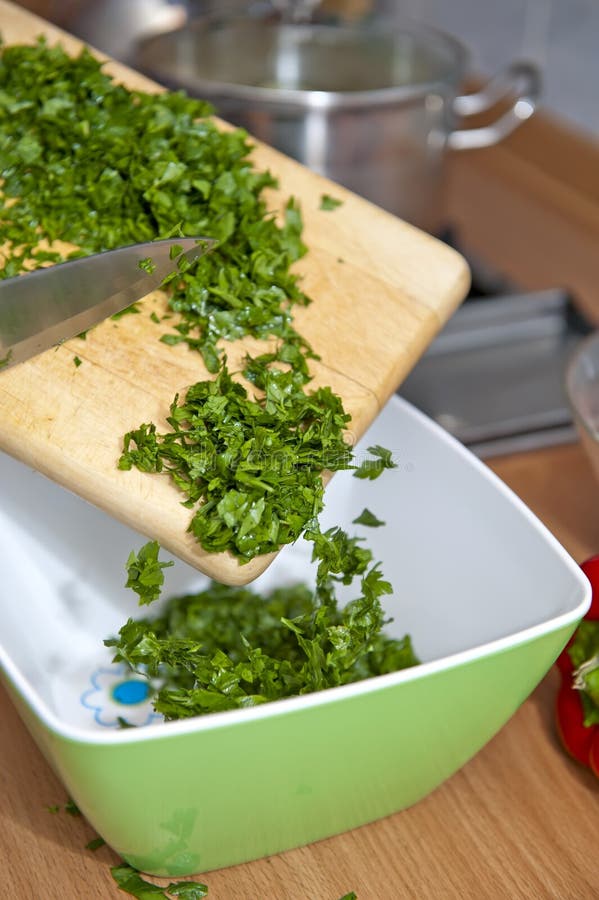 Persil Haché Dans La Cuvette De Bleu Clair Avec L'auge Sprat Dans La ...