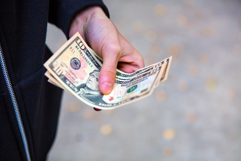 Person mit dem Geld stockfoto. Bild von glied, zählimpuls - 63114480
