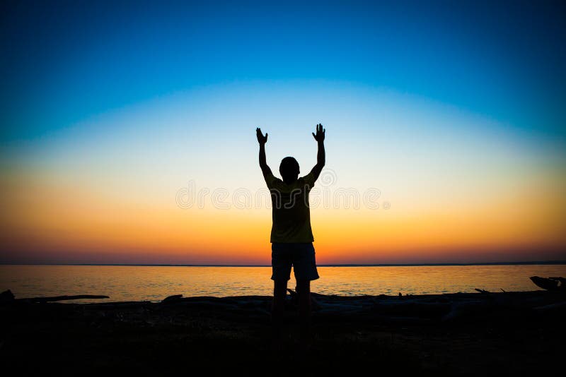 Biddende Mens Bij Zonsondergang Stock Foto - Image of achtergrond ...