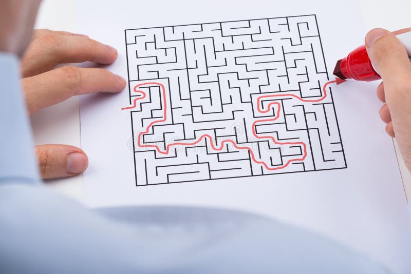 Person Solving Maze Puzzle foto de stock. Imagem de correto - 58873984