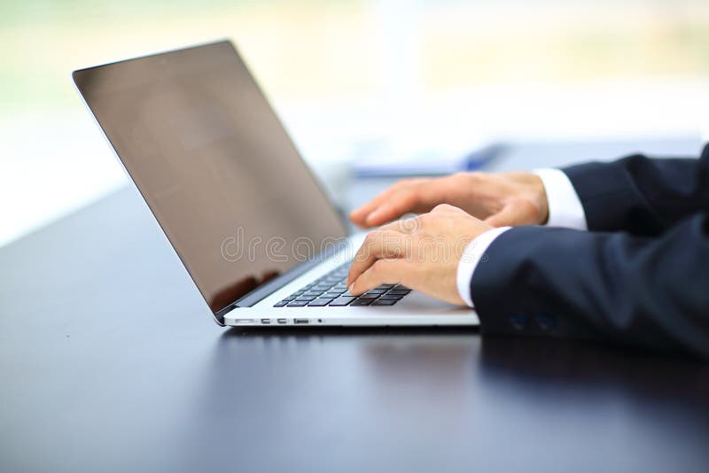 Persona Che Digita Su Un Computer Portatile Moderno Immagine Stock ...