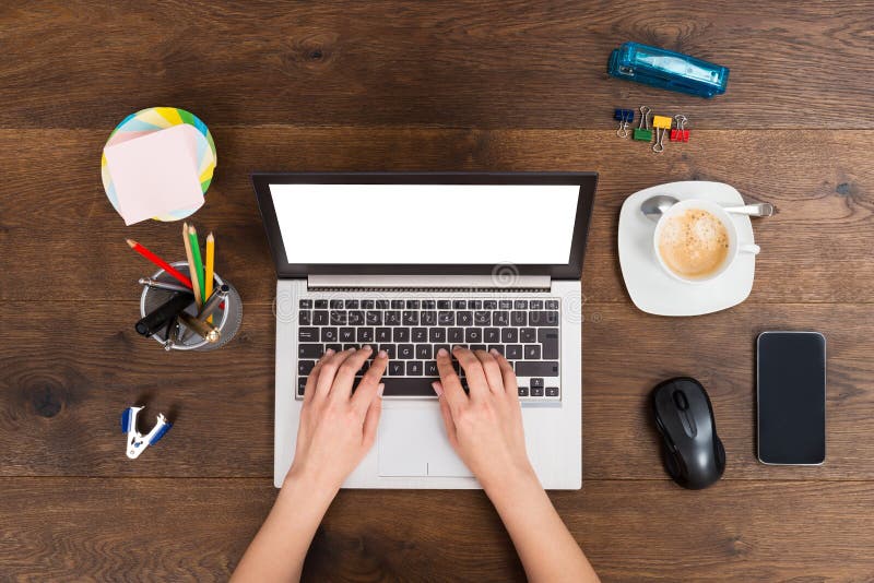 Persona Che Lavora Al Computer Portatile Immagine Stock - Immagine di ...