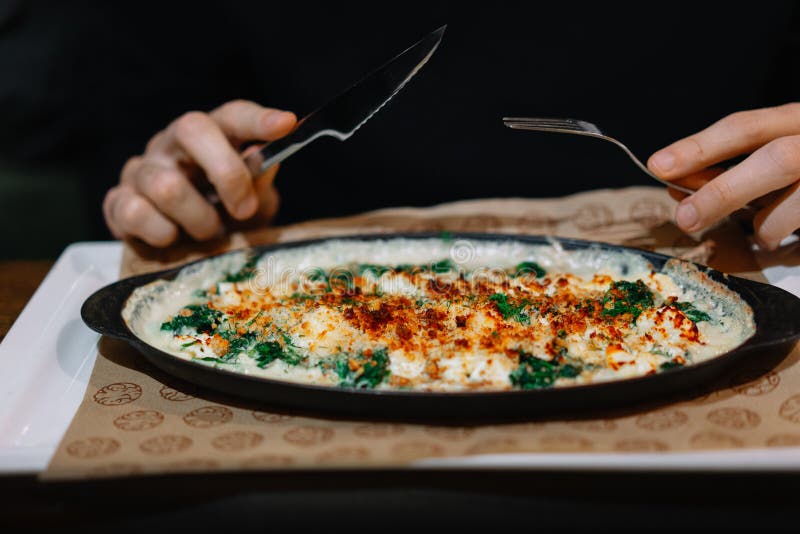 Persona Comiendo Comida En El Restaurante Imagen de archivo - Imagen de ...