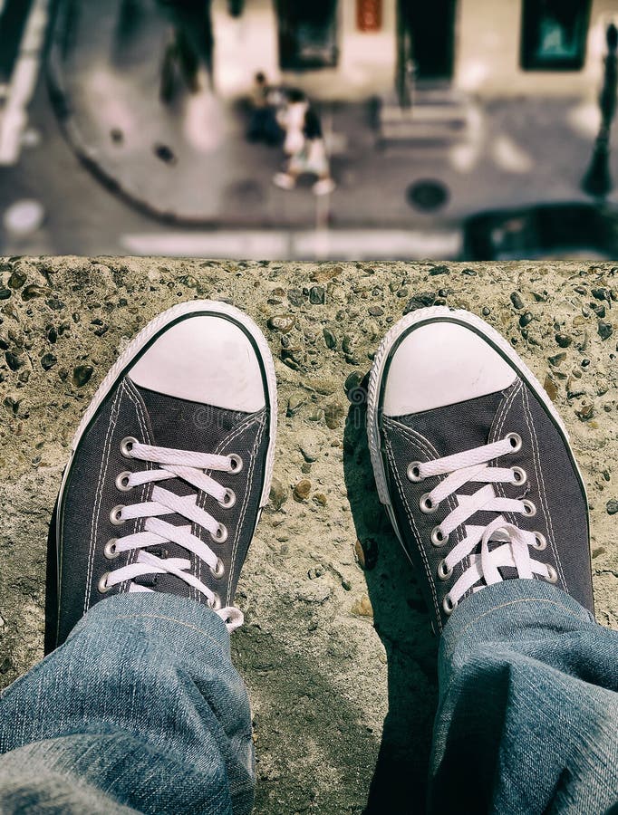 Persona en el borde foto de archivo. Imagen de altura - 105573256