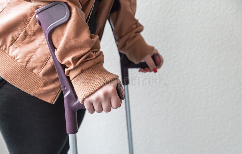 Persona con las muletas imagen de archivo. Imagen de aislado - 4375329