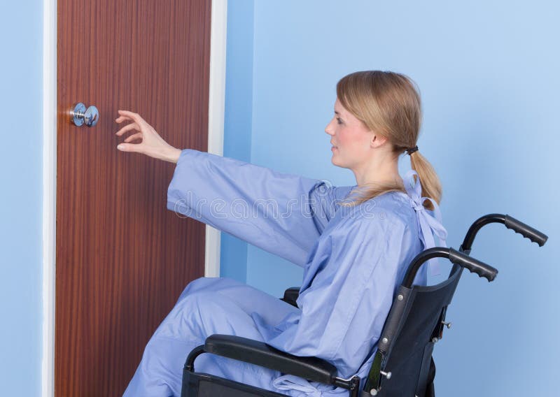 Disabile in Una Sedia a Rotelle Elettrica Che Guida Sulla Via, Strada ...