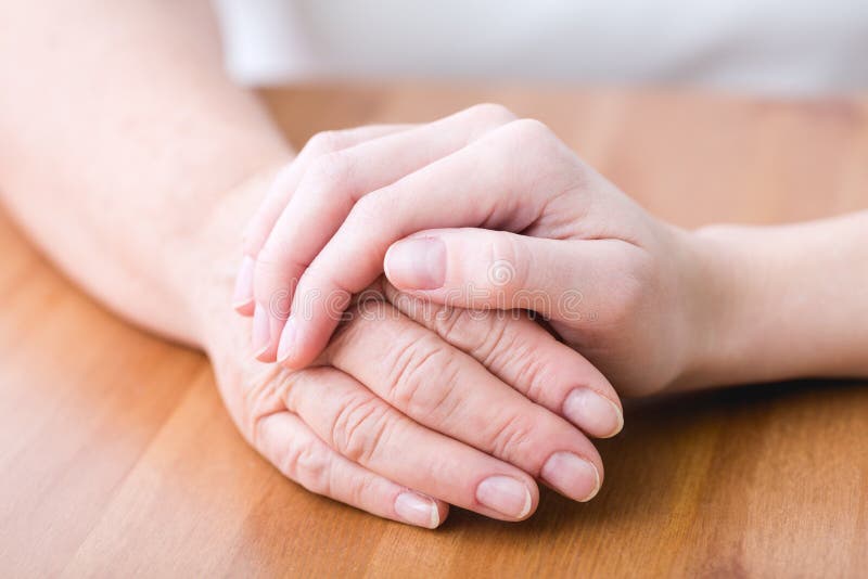 Mano Geriatrica Della Tenuta Dell'infermiere Della Donna Anziana Nella ...